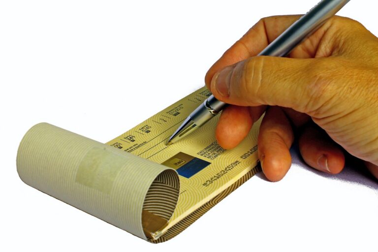 Chéquier 2025 : Portefeuille ou Classique ? Faites le bon choix